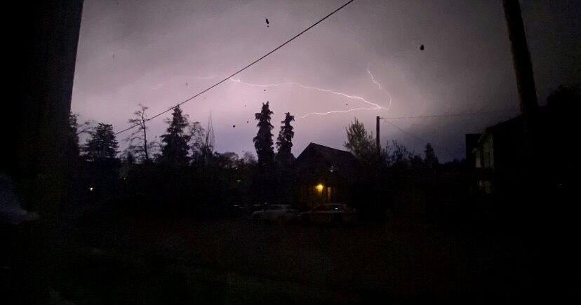 can lightning be orange