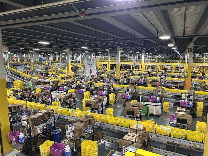 AI-powered robots help sort packages at Spokane Amazon center | News ...