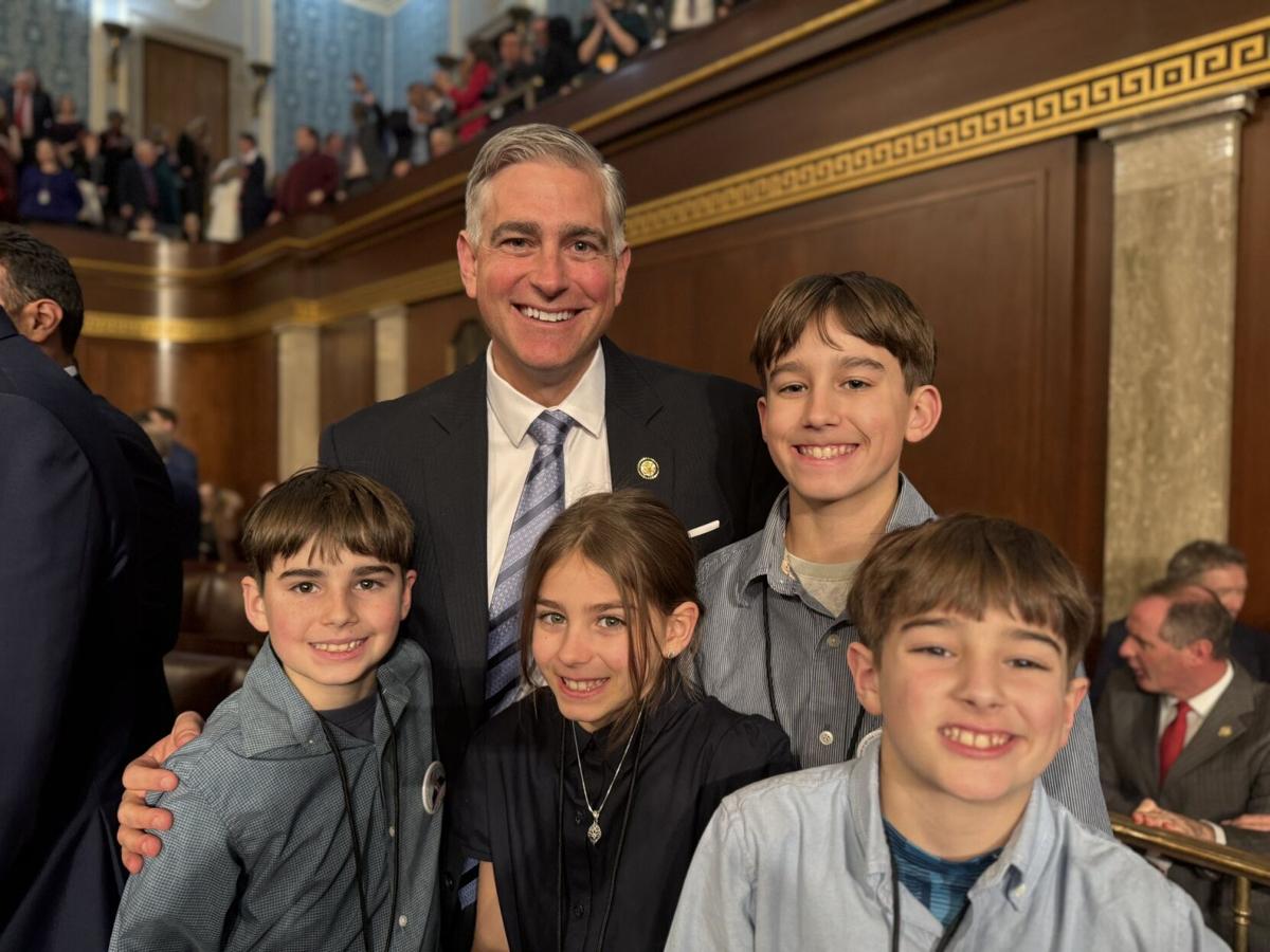 Family affair as Eastern Washington's Baumgartner is sworn into Congress | Politics | kxly.com