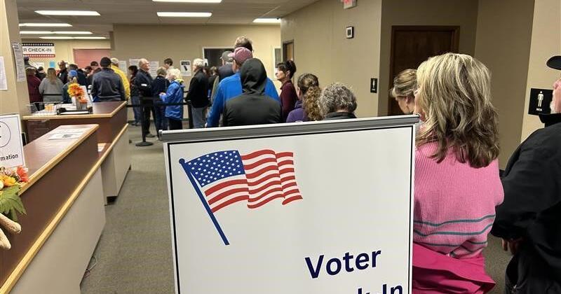Long lines at the Elections Office as thousands turn out for early ...