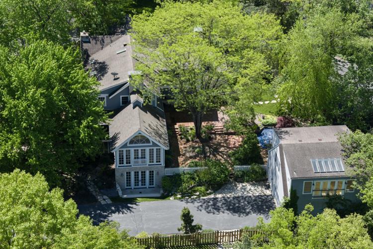 Distinctive Property: 9743 Litzsinger Road