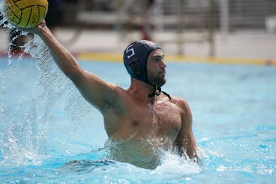 Men's water polo shines bright in season opener | Sports | laloyolan.com