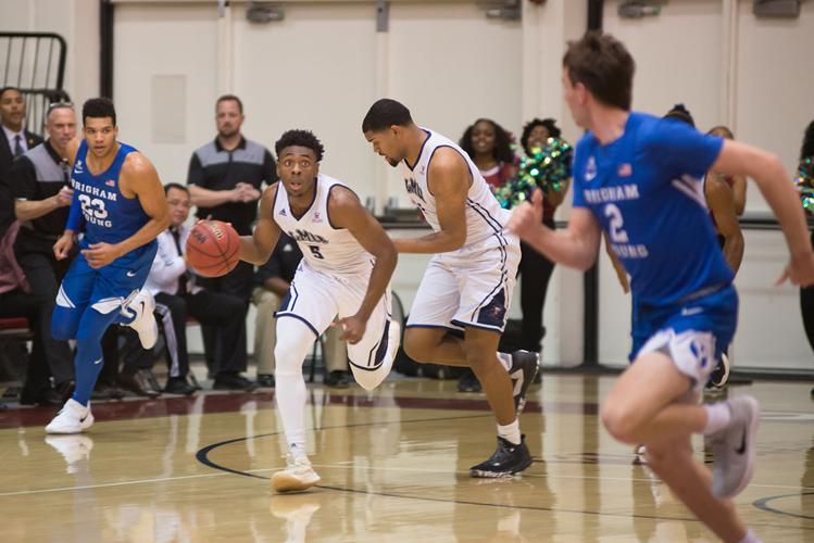 Men's basketball struggles with identity of a team | Sports | laloyolan.com