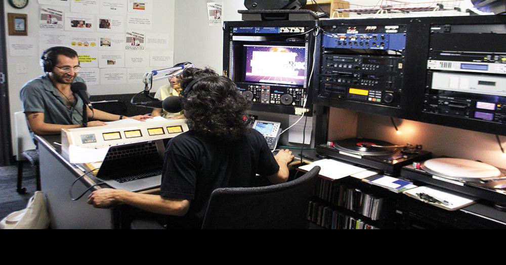 KXLU celebrates 60 years with annual "Fundrazor" | News | laloyolan.com