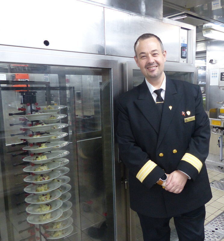 How Do Cruise Ships Feed Their Passengers: Storing and Preparing Food ...