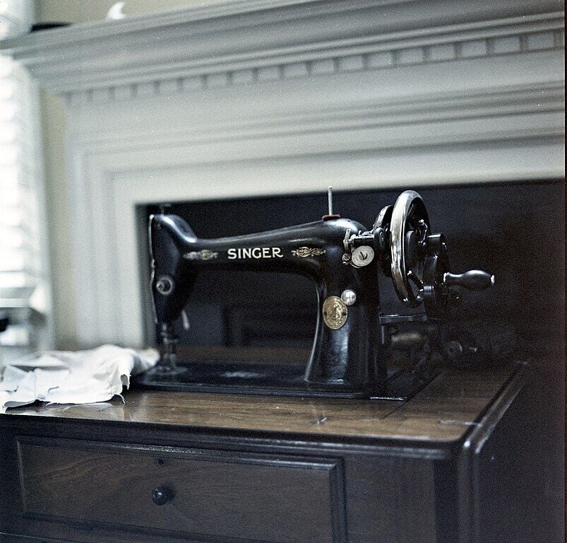 How Much Is That Antique Singer Sewing Machine Worth? | Antiques ...