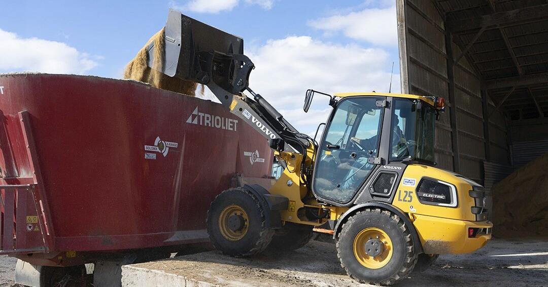 Electric Loader Passes the Test on Dairy Farm | Farming Policy and ...