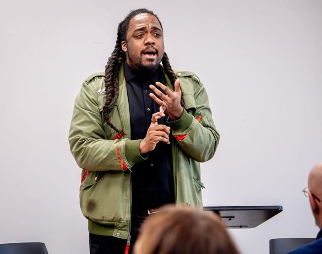 Smith-Wade-El hosts pardons clinic, says mistakes shouldn't hinder ...