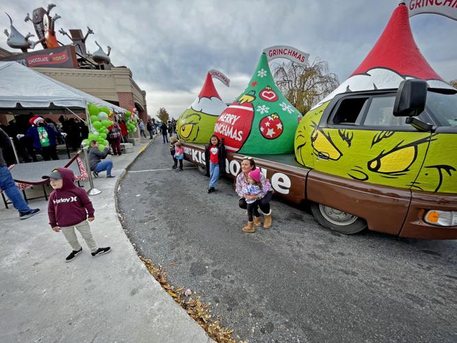 Santa (and the Grinch) arrive at Hershey Chocolate World Saturday ...