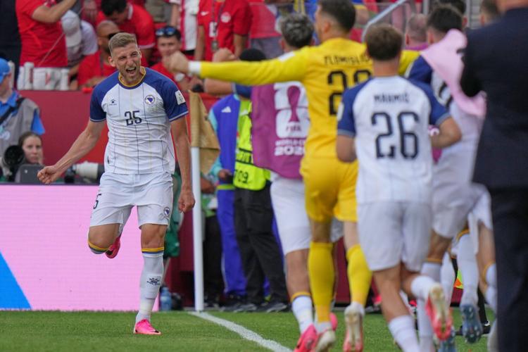 Larin salva a Canadá en empate 1-1 con Bosnia-Herzegovina. Primer punto ...