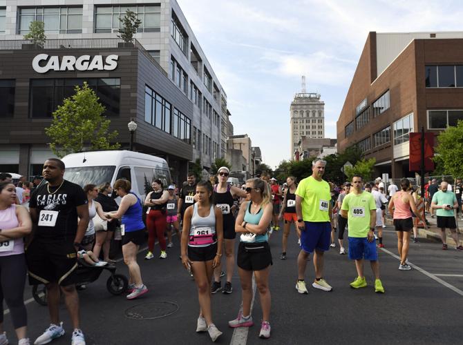 Scenes from the 47th Red Rose Run through Lancaster City [photos ...