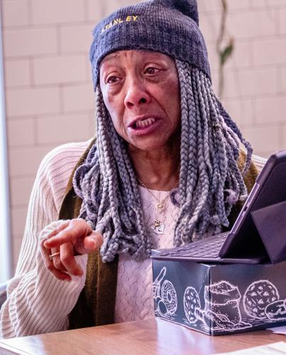 Smith-Wade-El hosts pardons clinic, says mistakes shouldn't hinder ...