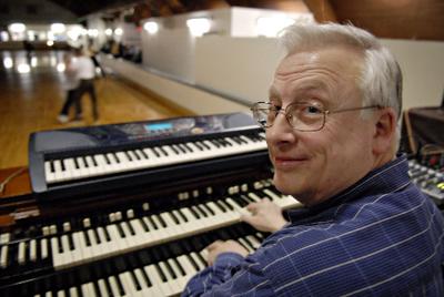 Ralph's on a roll / For senior skaters, old-time organ music is the ...