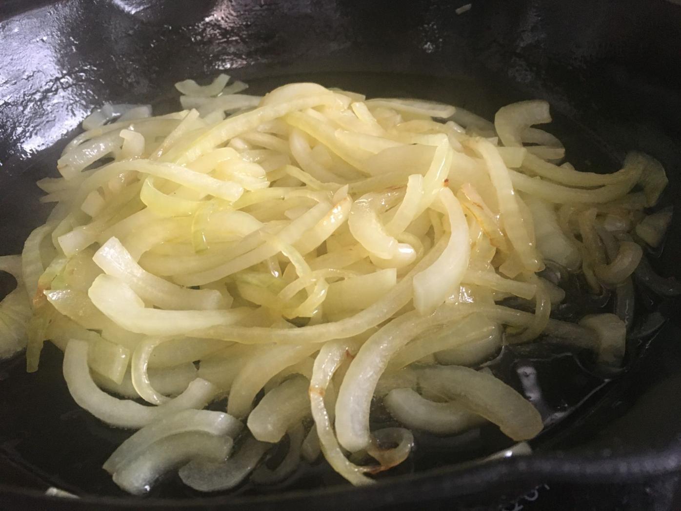 How to caramelize onions & other cooking tricks [Stay-Put Cooking ...