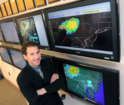 Watch: Meteorologist Eric Horst forecasts 1 to 6 inches of snow in ...