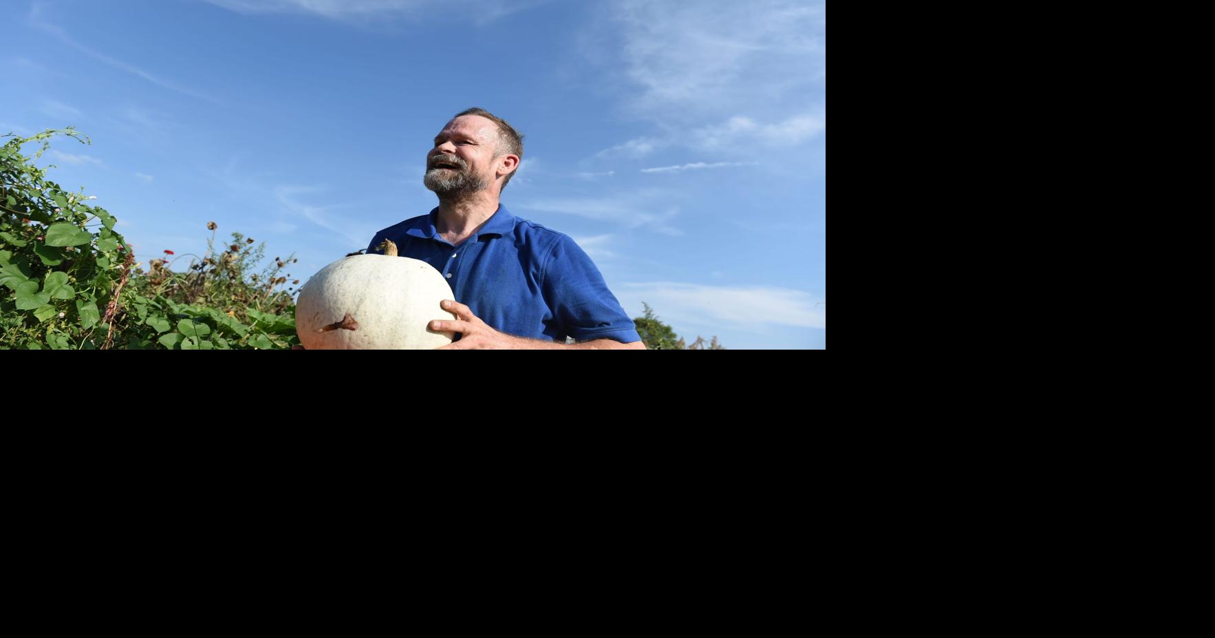 Andy Stender 'sees' the beauty in his pumpkin patch, even without sight ...