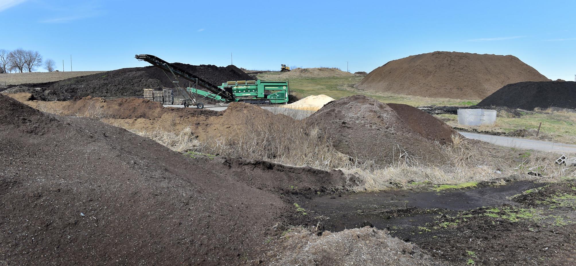 Ever wonder how mulch is bagged? These 5 GIFs show you how it's done ...