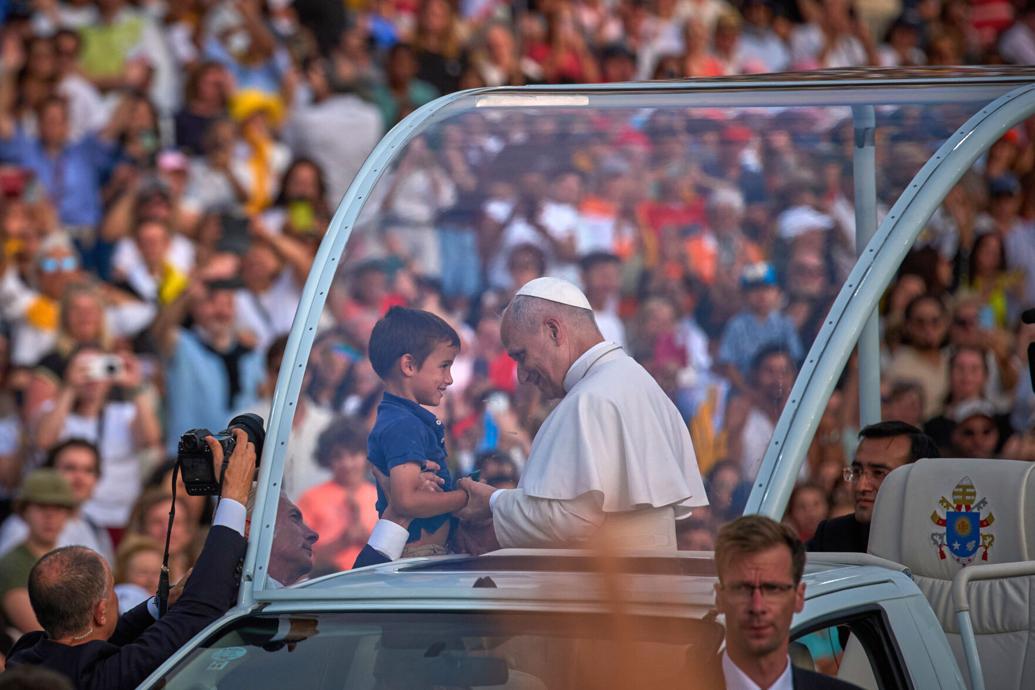 Una foto viral del papa León XIV y un niño de Barcelona desató una ...