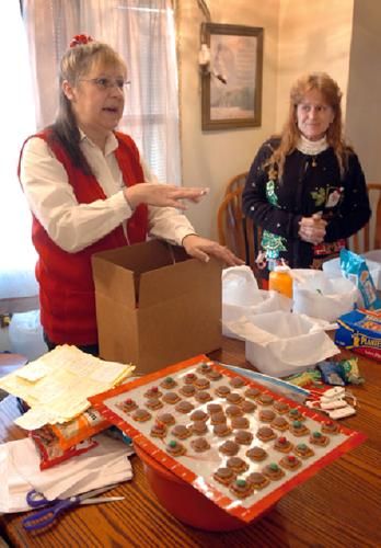 Two women spearhead efforts to send holiday greetings to troops ...