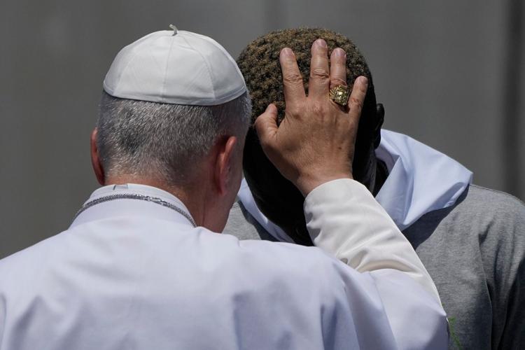 Papa critica indiferencia hacia migrantes, en visita al otrora "muelle ...