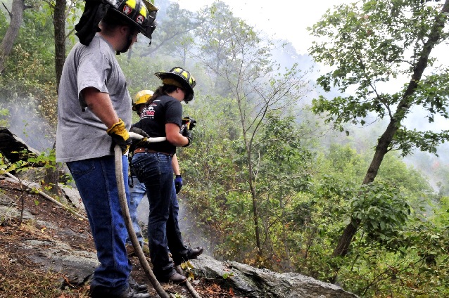 Firefighters battle brush fire at Pinnacle Overlook | News ...