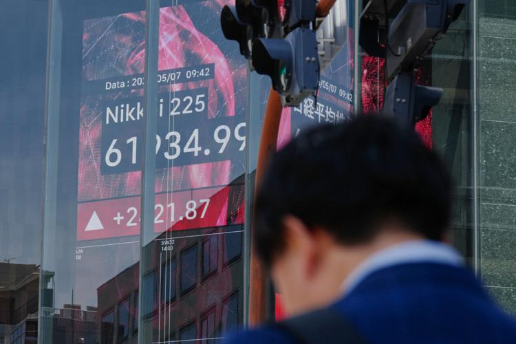 US stocks hold near their records even as crude oil prices rise again ...
