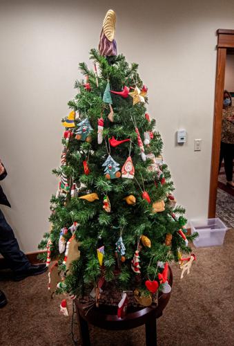 Woodcarvers decorate Hospice Christmas tree with carved ornaments ...