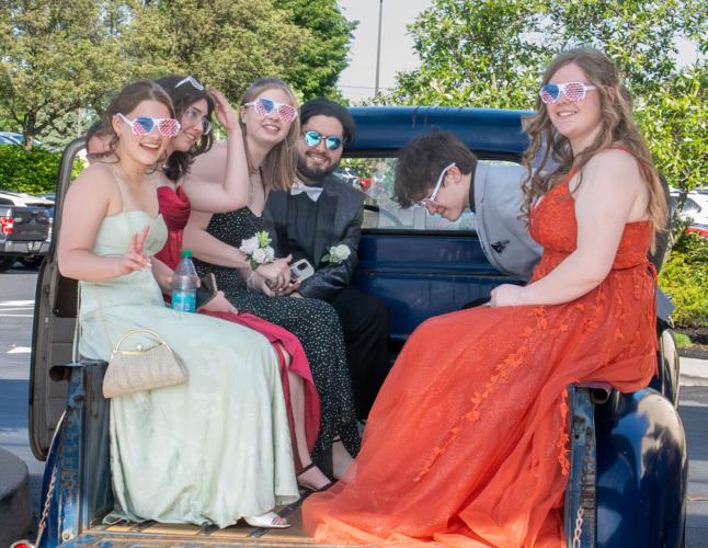 Hempfield students have the time of their lives at senior prom [photos ...