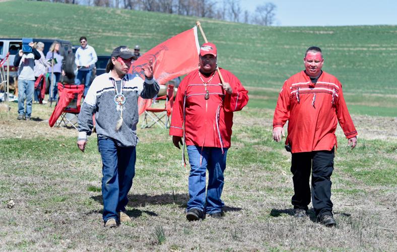 Native American protest ends peacefully after 3 men make a stand on ...
