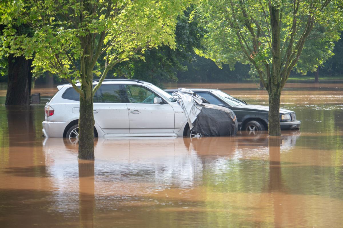 Emergency crews respond to flurry of calls as thunderstorms move ...