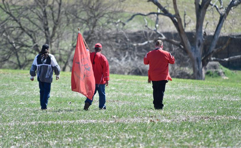 Native American protest ends peacefully after 3 men make a stand on ...