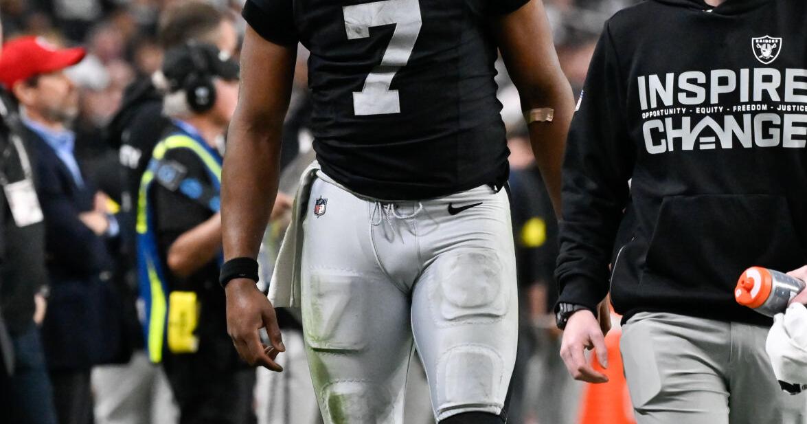 Raiders QB Geno Smith leaves game in fourth quarter with an ankle ...
