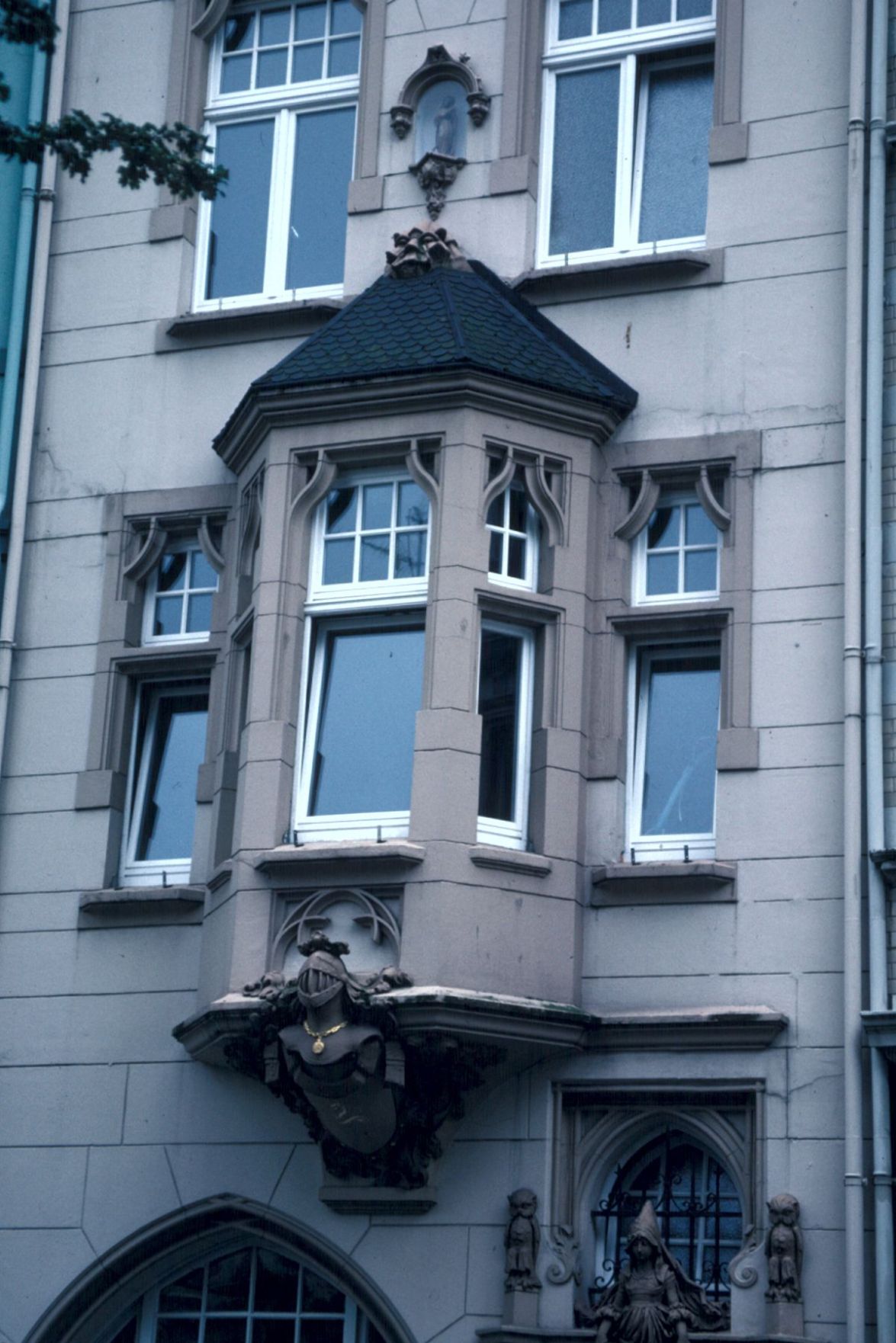 Design Intervention: Looking at the world through oriels | Home ...