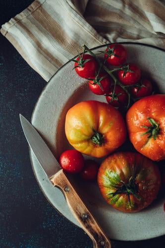 Heirloom versus hybrid tomatoes: Pros, cons and tips for saving seeds ...