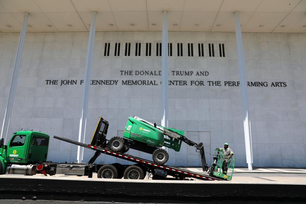 Kennedy Center borra referencias a Trump después de que juez determinó ...