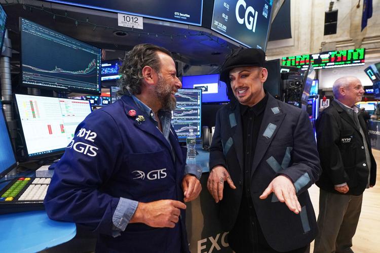 Oil drops below $80 per barrel, while tech stocks weigh on a mixed Wall ...