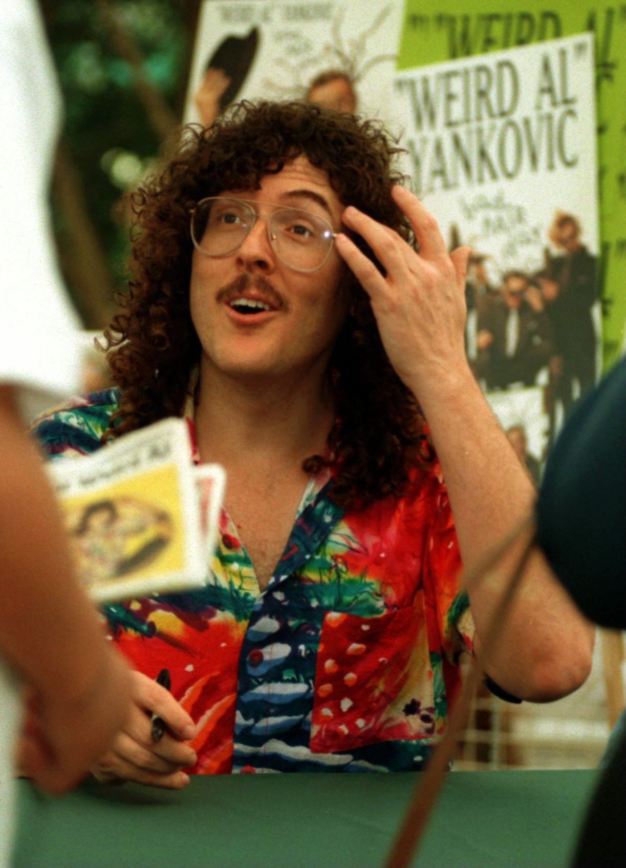 Pop parodist ’Weird Al’ draws huge crowd at mall, reporter takes egg ...
