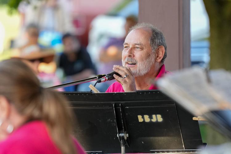 Longtime bandleader Bob Troxell honored at tribute concert [photos ...