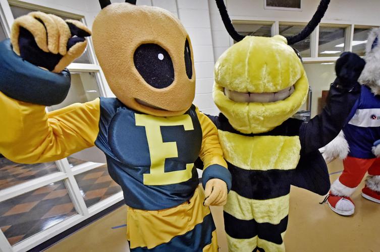 'Be big': Seasoned, novice mascots learn how to move in big, fluffy ...