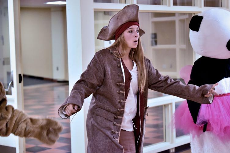 'Be big': Seasoned, novice mascots learn how to move in big, fluffy ...