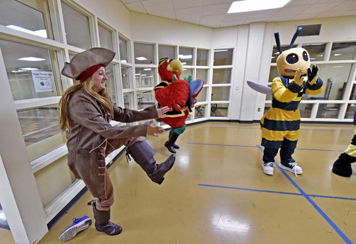'Be big': Seasoned, novice mascots learn how to move in big, fluffy ...