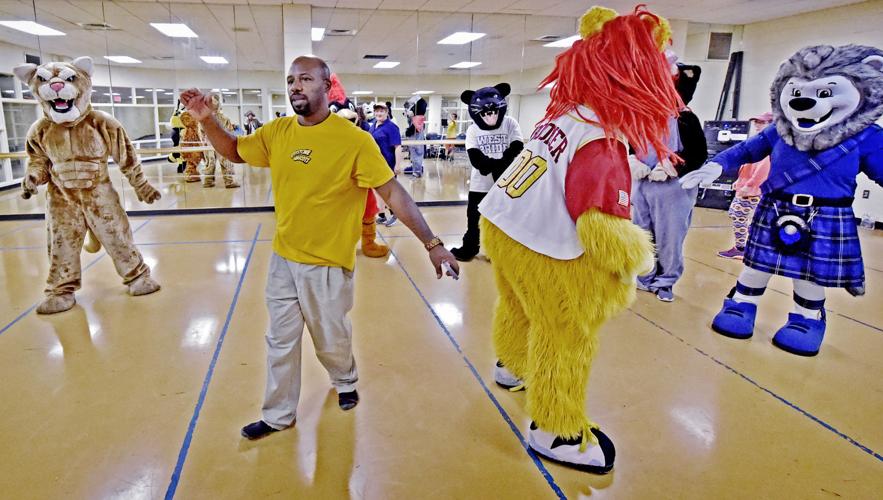 'Be big': Seasoned, novice mascots learn how to move in big, fluffy ...
