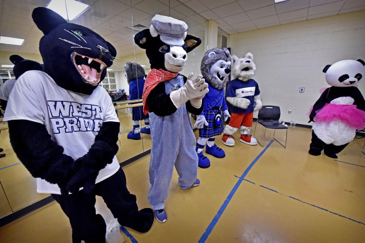 'Be big': Seasoned, novice mascots learn how to move in big, fluffy ...