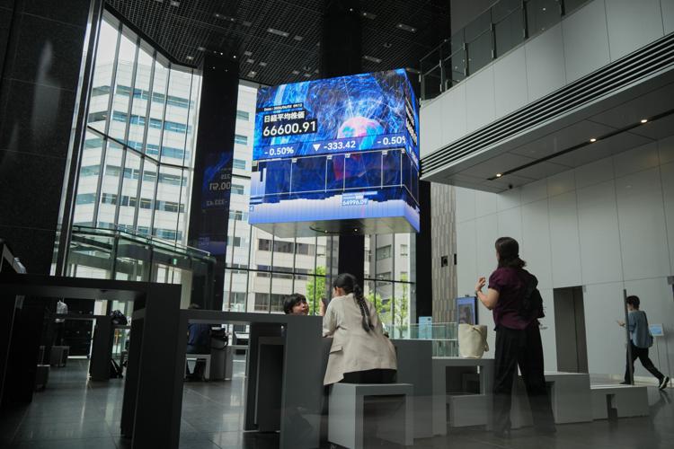 Wall Street hangs around its records as the AI boom keeps growing ...
