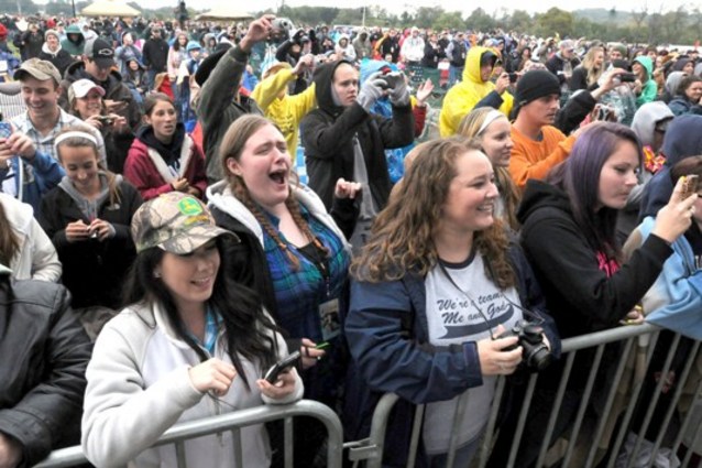FallFest draws big, appreciative crowd despite gloomy conditions ...