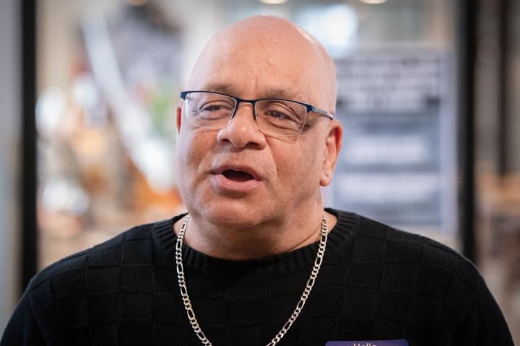 Smith-Wade-El hosts pardons clinic, says mistakes shouldn't hinder ...