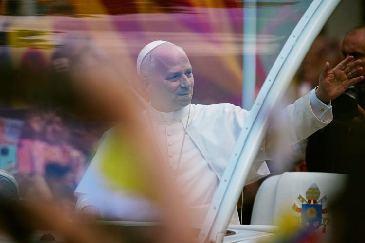 Papa critica indiferencia hacia migrantes, en visita al otrora "muelle ...
