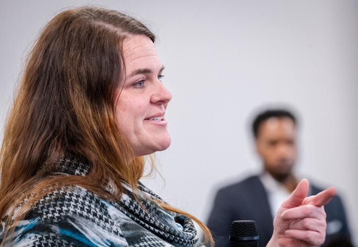 Smith-Wade-El hosts pardons clinic, says mistakes shouldn't hinder ...