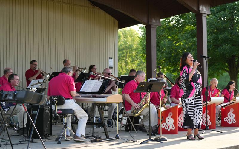 Longtime bandleader Bob Troxell honored at tribute concert [photos ...