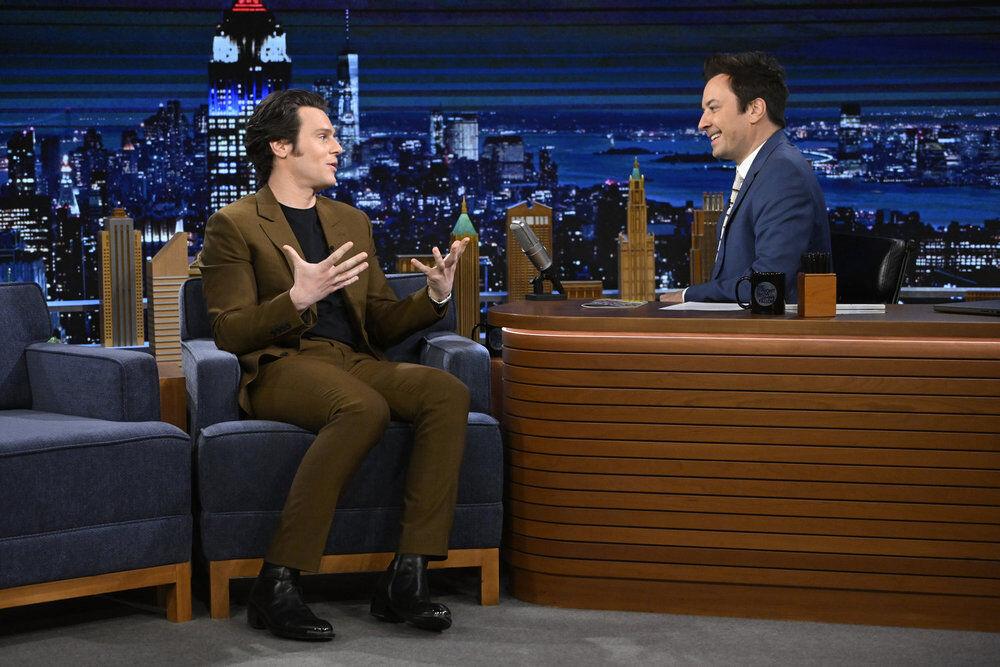 Watch Jonathan Groff talk Broadway, Barbra with Jimmy Fallon on NBC's ...